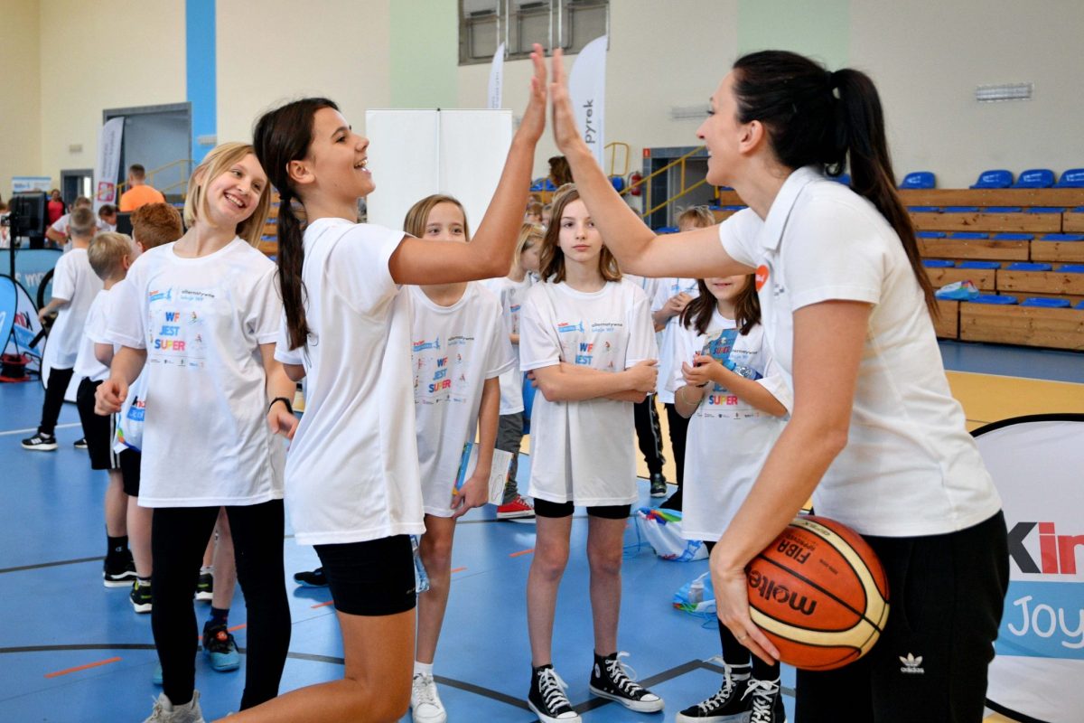 Niezwykła lekcja wf z blisko 600 uczestnikami. Akcja „KINDER Joy of moving Alternatywne lekcje ...